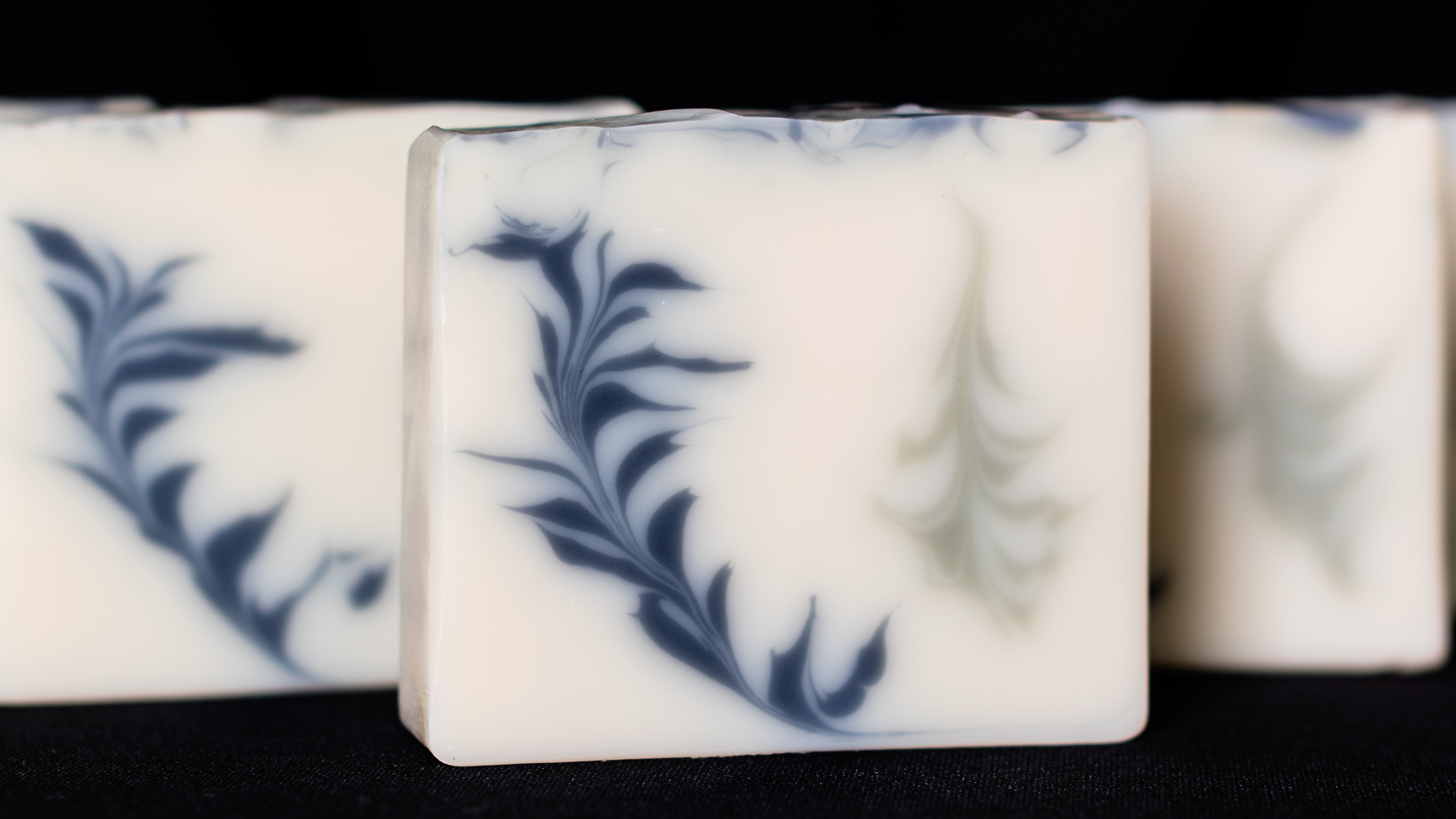 Feather Swirls in Cold Process Soap | Kápia Méra