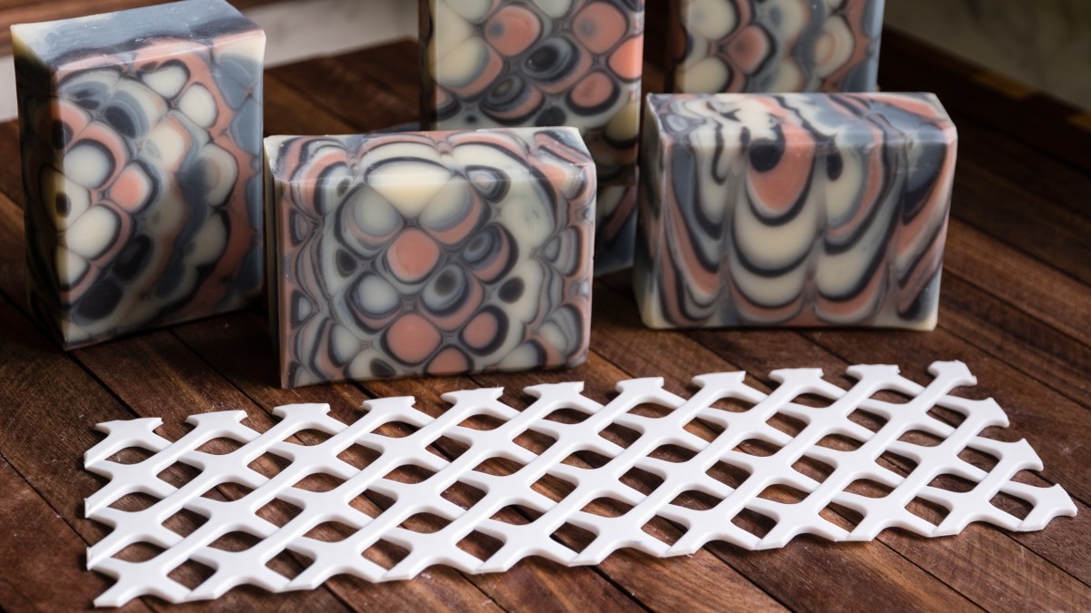 Video: Pour/Pull Through Soap Making Technique in a Log Mold | Kápia Méra